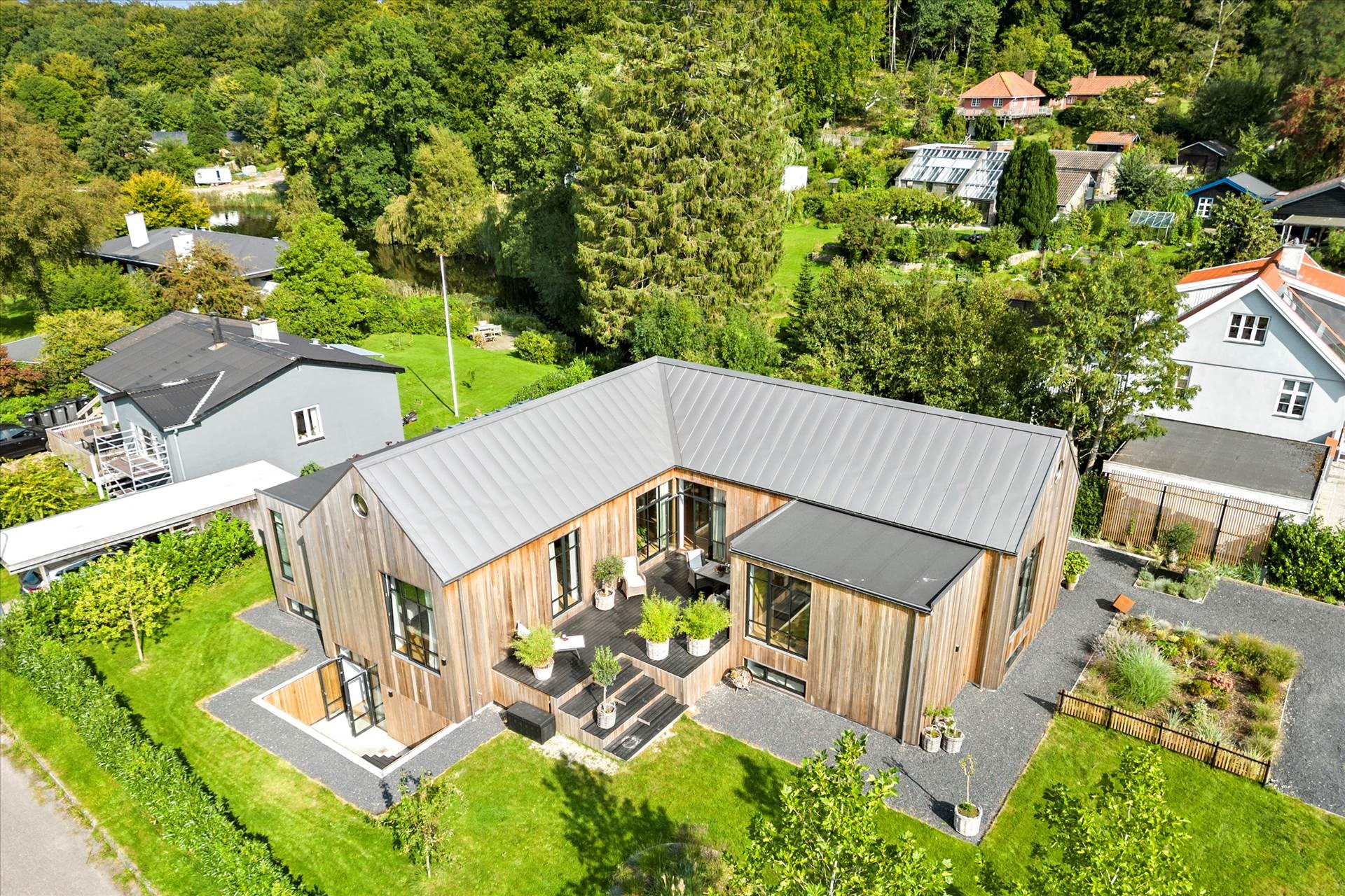 Holte-bolig med kliktag fra Lindab tegnet af Kim Utzon